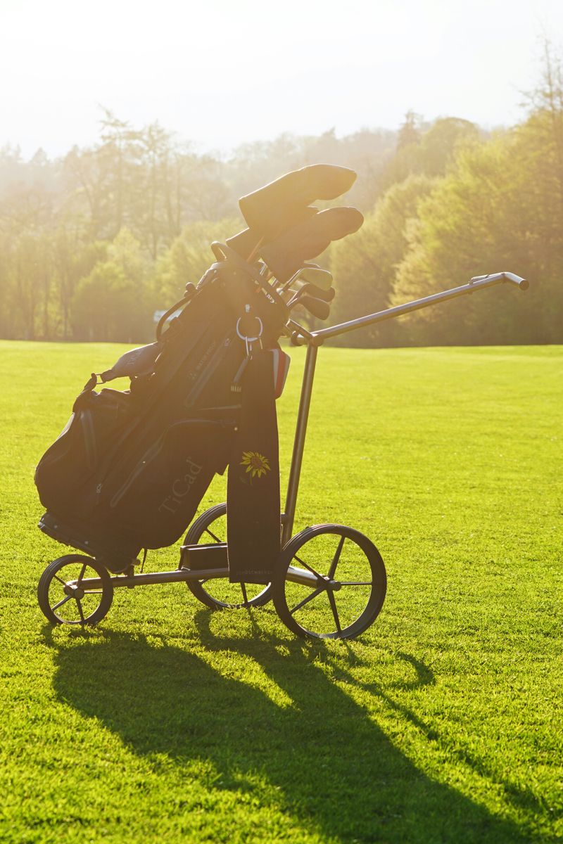 Walking vs Riding: Pros and Cons for Beginner Golfers | Low Par Golf Blog